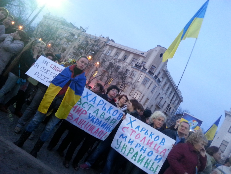 Евромайдан митинг самооборона молитвы и антивоенные плакаты Mediaport